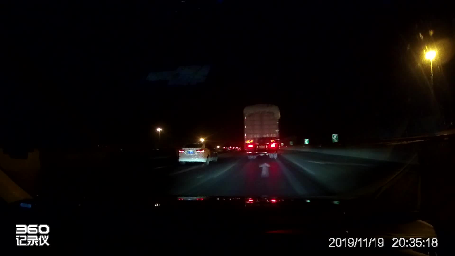 触发了自动刹车,先报警再刹停,踩出abs的感觉#自动刹车#