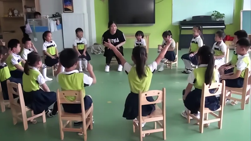 中班音乐游戏《摸纸牌》视频+教案+音乐+教具