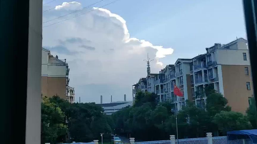 收藏了一千句关于夏天的文案,却都不及这一刻恰好出现的七彩祥云