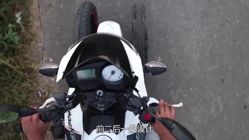 给摩托车安装4个前轮,上路骑行后,真的能提升稳定性吗?