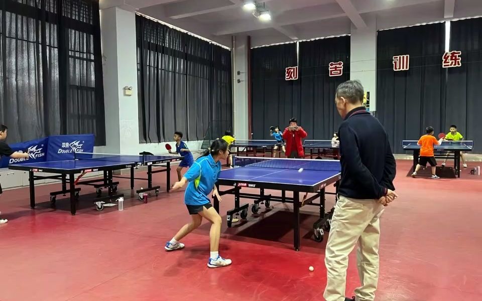 1981年国际青少年乒乓球邀请赛男单亚军黄飚(云南队主力)亲临云南省...