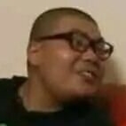 憨批小何 