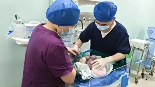 64岁超高龄产妇成功产子,就该这个年纪生,觉少有时间有退休金