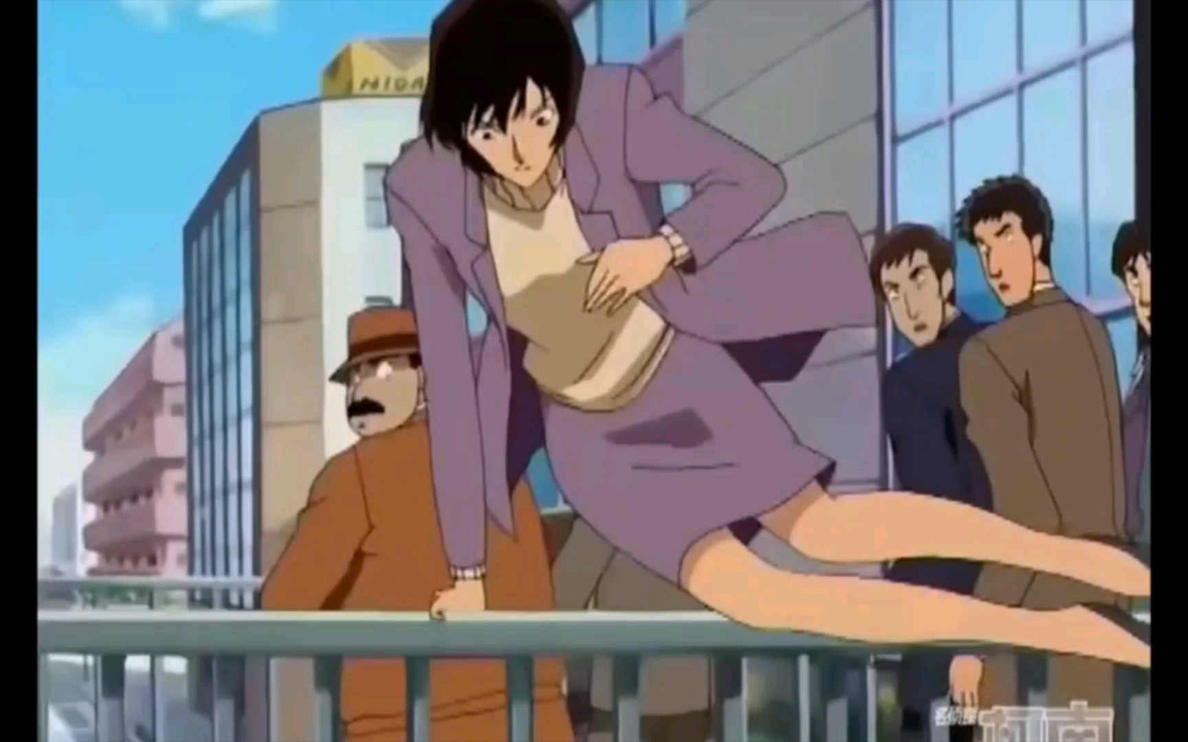 [动漫/名侦探柯南]佐藤警官名场面 高跟鞋跳车