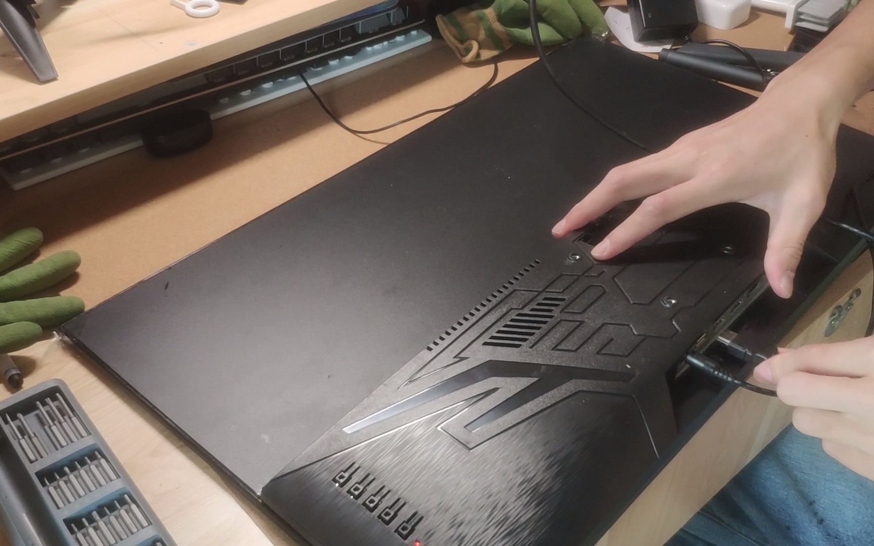 杂牌显示器品控堪忧,我的第一台显示器抢救失败。(检索词:显示器亮度...