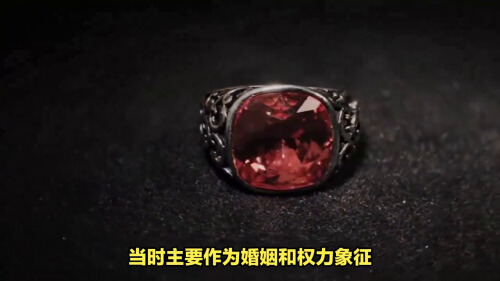 戒指:简约而现代的设计,通过精湛的技艺将两者巧妙地结合