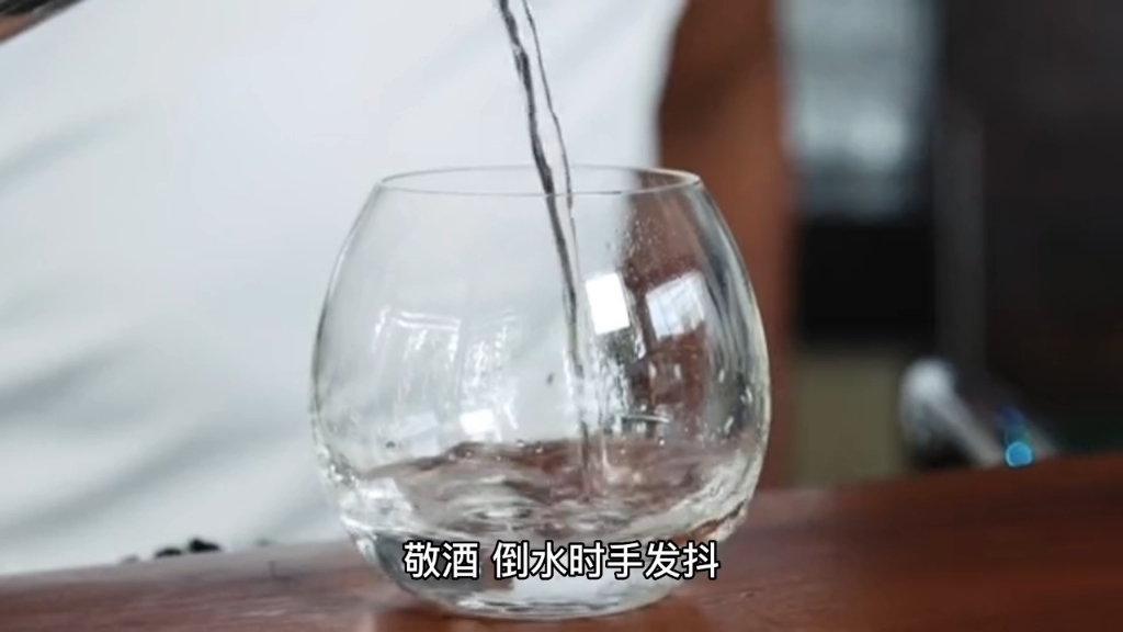 开会上台紧张,和领导吃饭敬酒加菜手抖,看看他的改变
