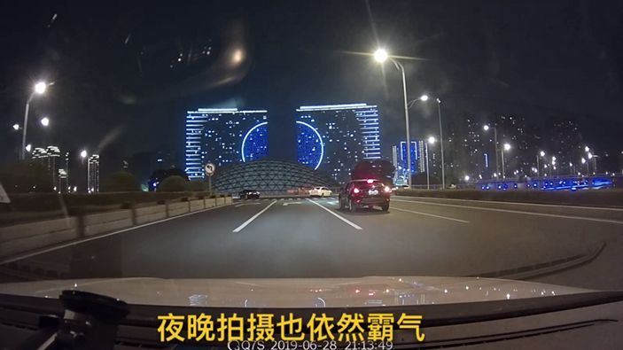 超清行车记录仪,全屏播放时请切换到"蓝光"模式以观看原始视频