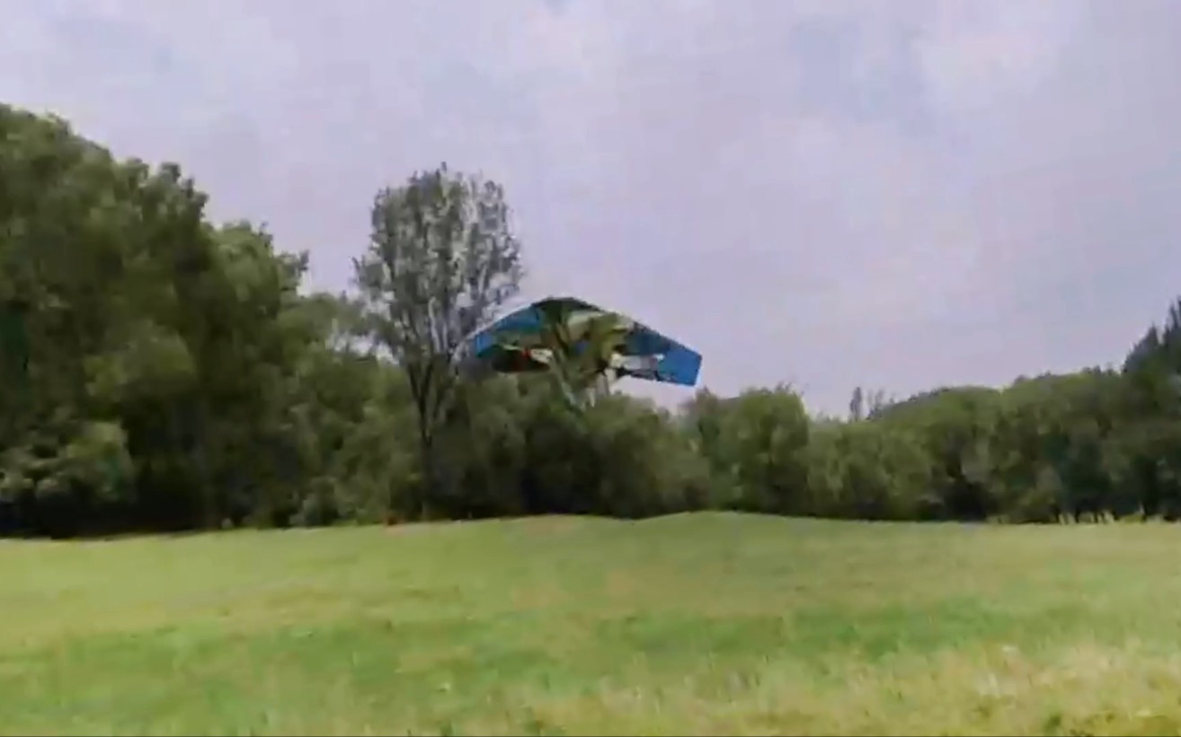 遥控纸飞机开启野蛮飞行模式,幼儿园老司机的完美飞行