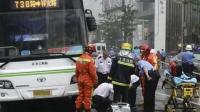 D1资讯 第一季 第20180922集 上海公交车事故致2死1伤 监控还原事发...