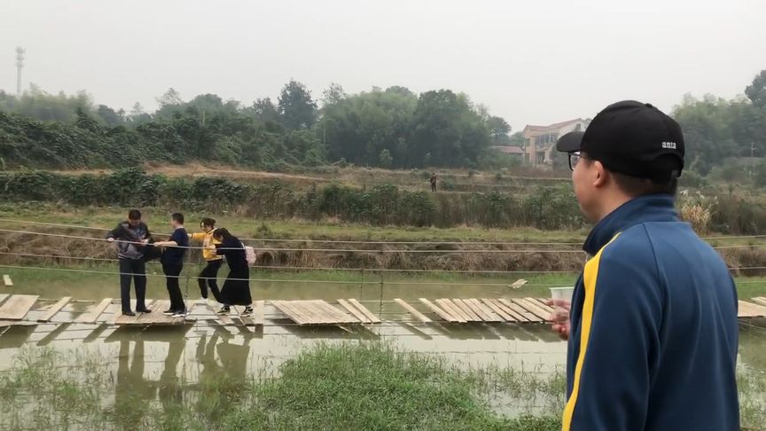 学校组织工会活动参观国防基地老师走过“四渡赤水”模拟桥梁