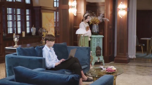 只是结婚:霸总不让穷姑娘用情敌策划书,竟把iPad泡水里,真幼稚