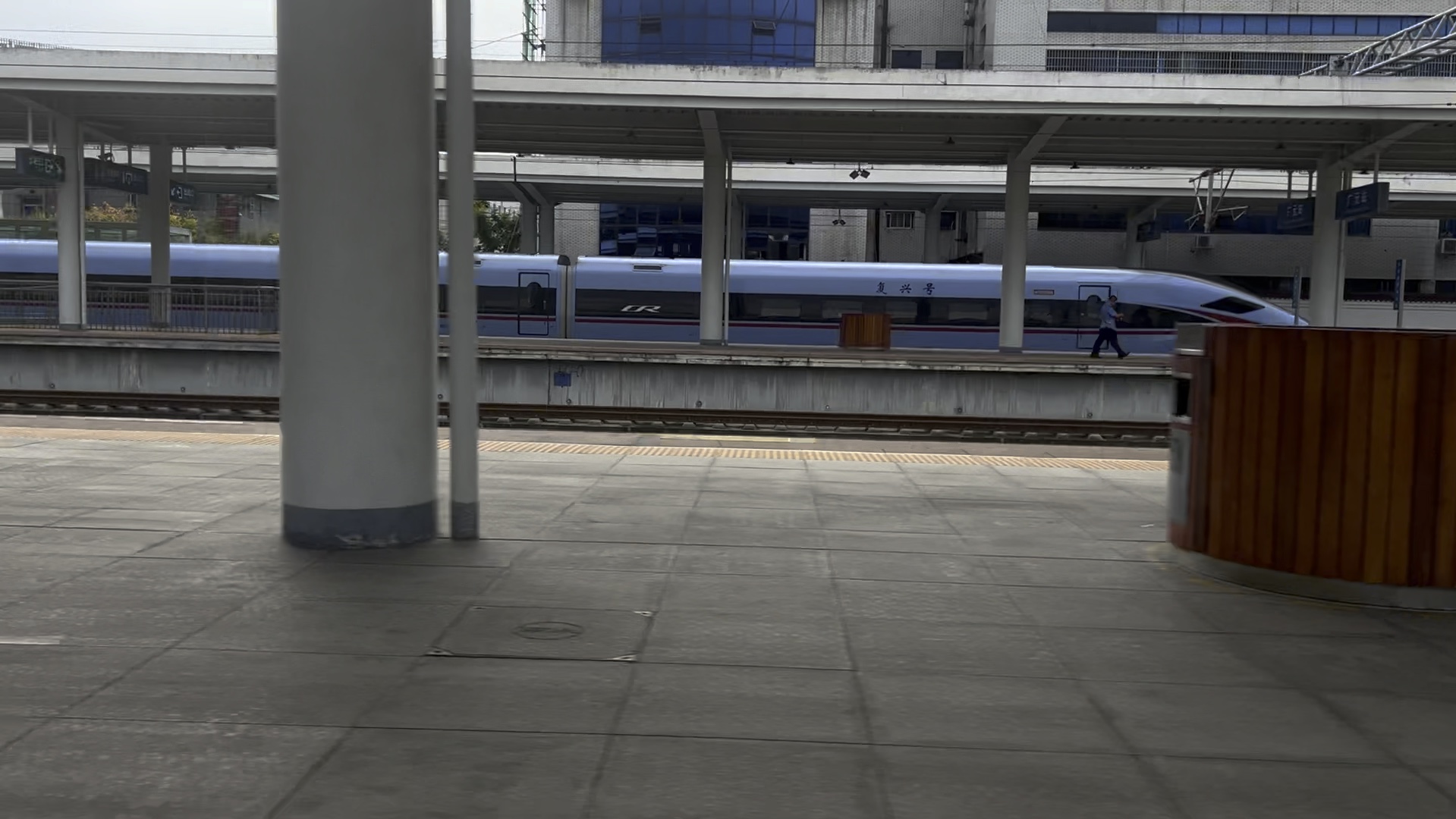 G3286次(成都东站-上海虹桥站)本务成都动车段成都东动车所CR400...