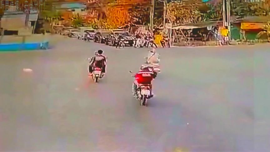 开车撞到闯红灯的电动车,到底要不要赔?交警判罚让很多车主称赞