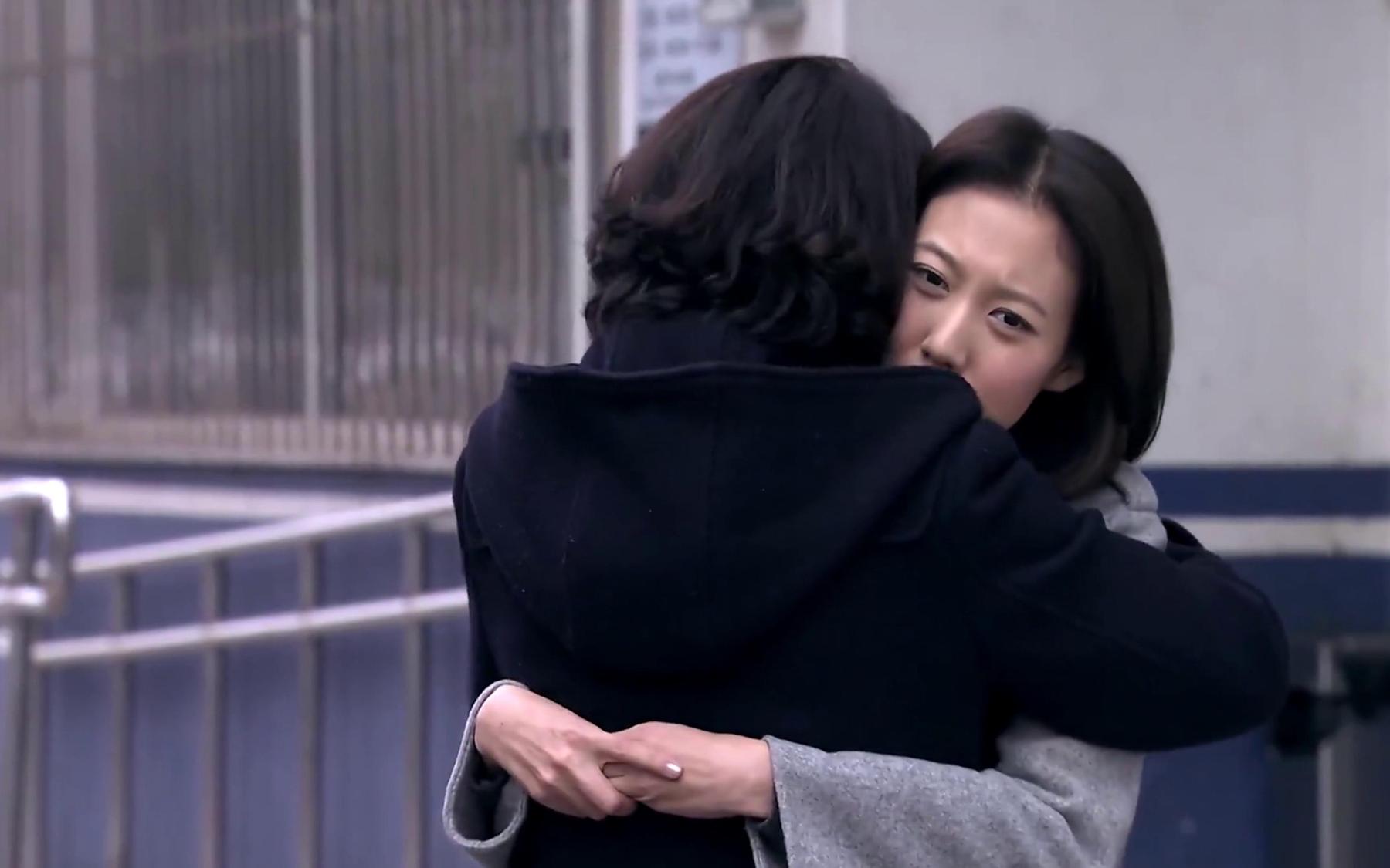 离婚:软饭男入狱,富家女却不离不弃,下秒亲妈做法霸气