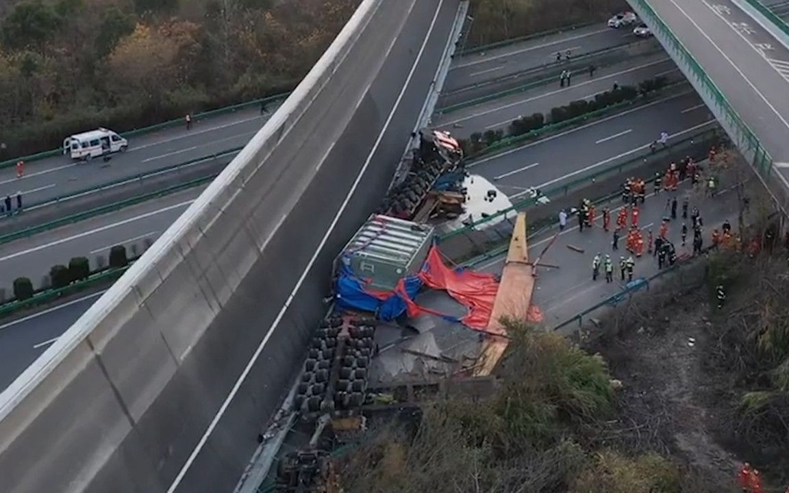 4死8伤!湖北一高速匝道发生侧翻事故,亲历伤者发声