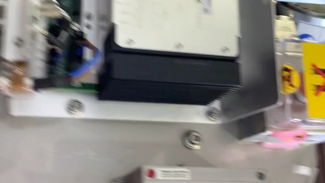 还没来得及穿完衣服的磁共振设备。