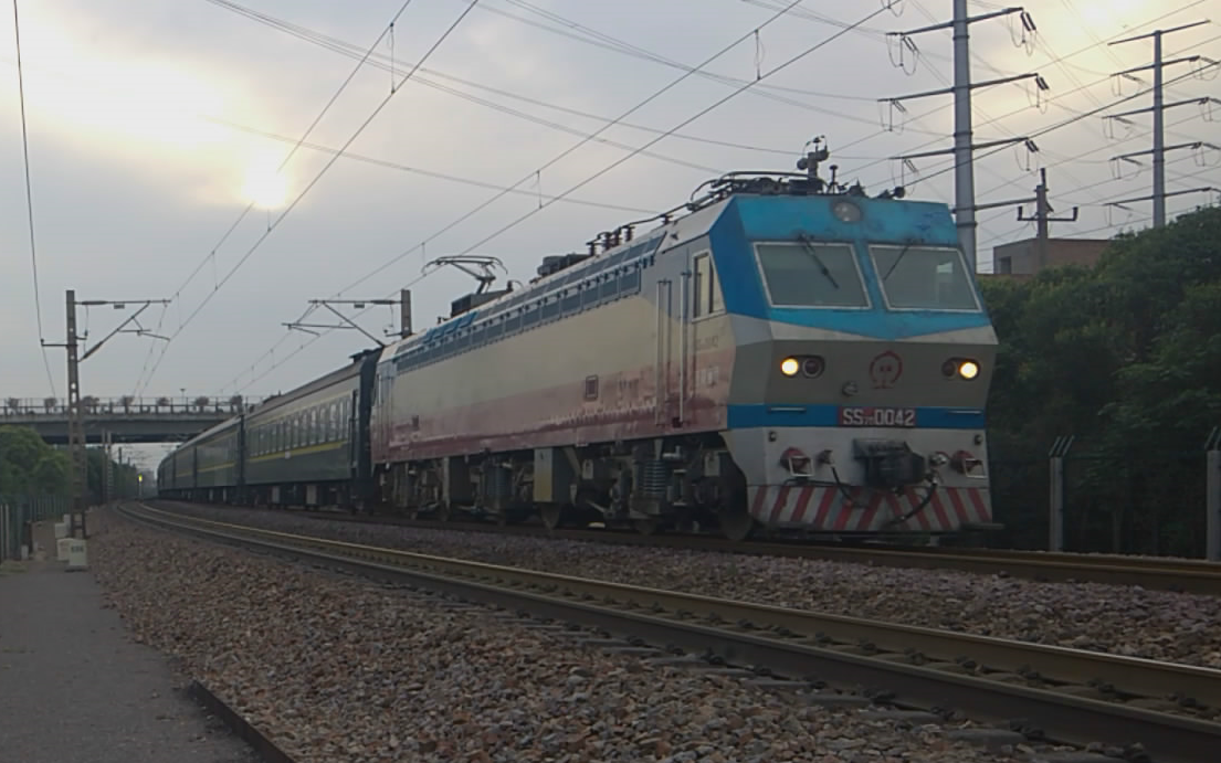 陇海铁路K608次旅客列车通过K696+000