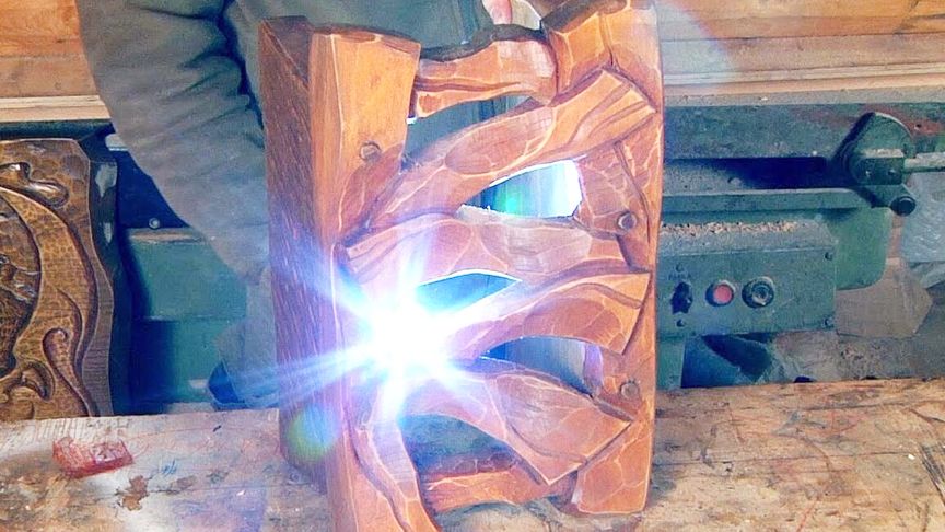 木匠师傅在工作室,设计制作这样一件作品,真是挺有艺术性