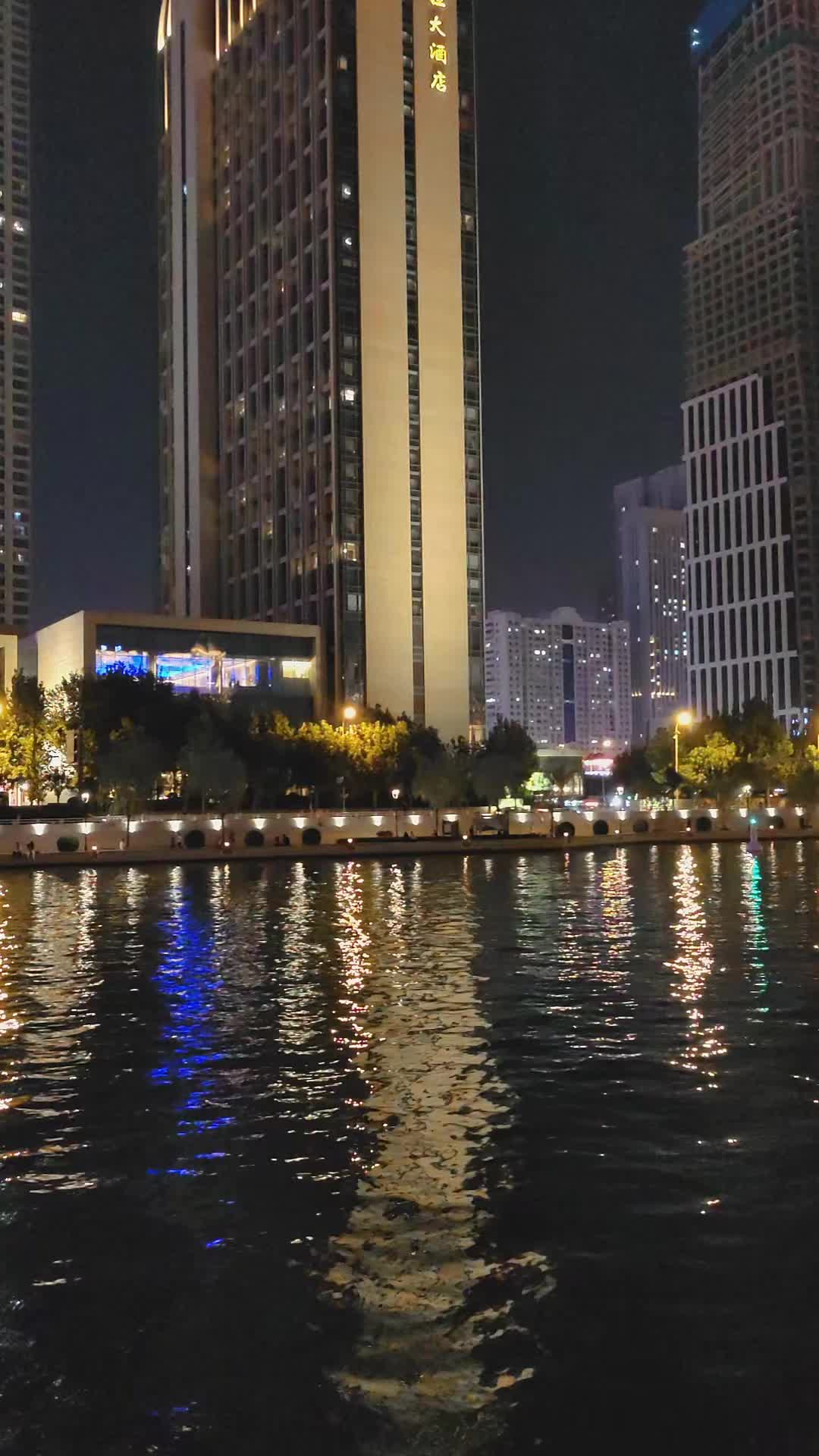 ...桥梁结构采用钢与混凝土组合的独塔斜拉桥设计,主塔高50米倾斜75度...