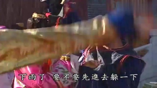 还珠格格3:小燕子自告奋勇晒书,没想到突然下大雨,还摔了一跤
