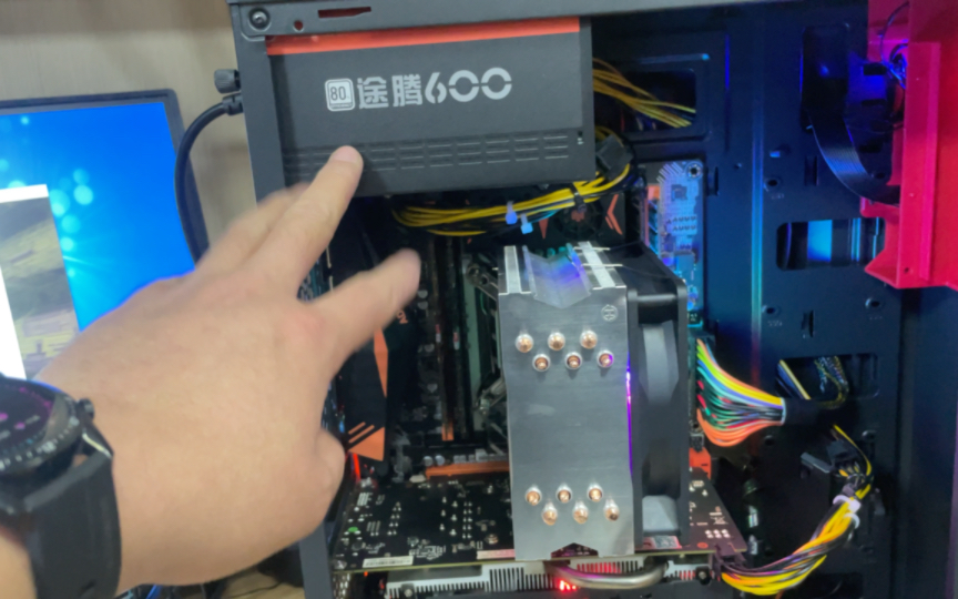 最近比较火的一款处理器,e5 2698bv3,16核32线程,基频2.0,3代4代内存...