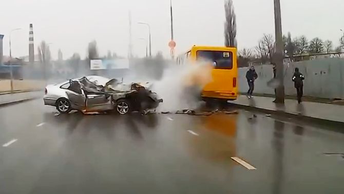 惨不忍睹,车毁人亡的血腥车祸,这起事故播放量高达6900万