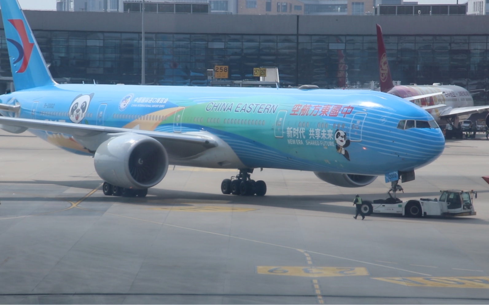 【航空】东航777进博号彩绘(B-2002)虹桥机场出港流程。推出速度...