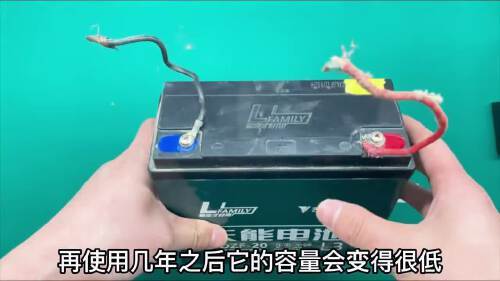 维护铅酸电瓶可以加蒸馏水或电解液,什么原理,拆解看看内部构造