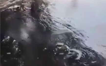 石油让人富裕,在卡比马斯原油从街边的孔洞中流出～