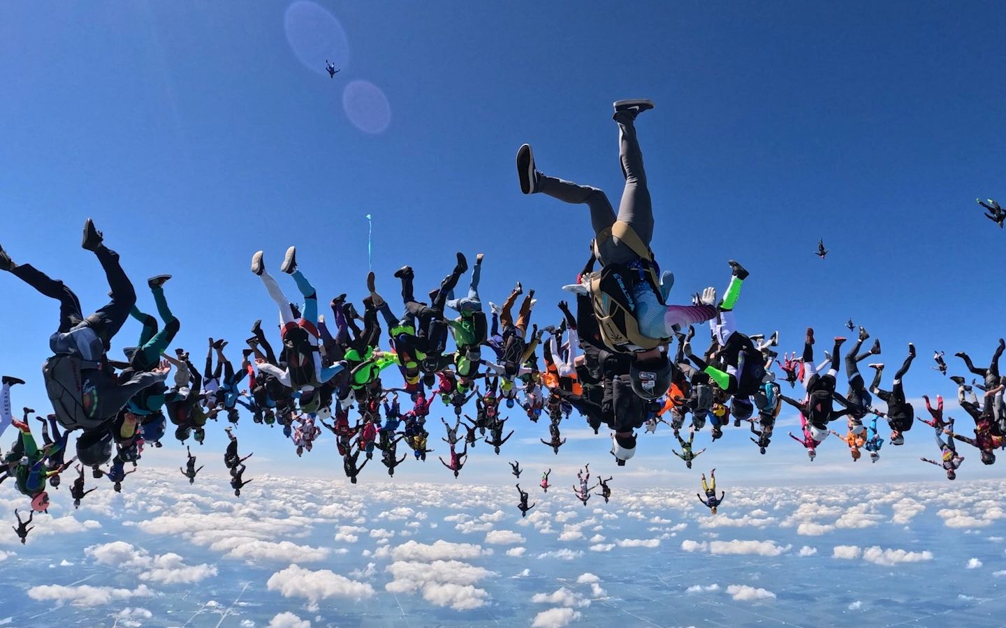 GoPro: 和200人一起在空中遨游是什么体验?第一视角沉浸式自由落体!