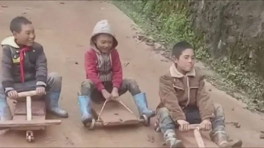 贵州农村孩子家里条太差,买不起玩具车,自己动手做了个木板车