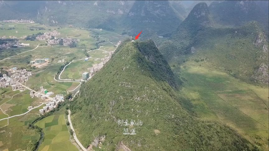 不可思议的信号塔,居然建在如此险峻的山顶上,到底如何建造的?