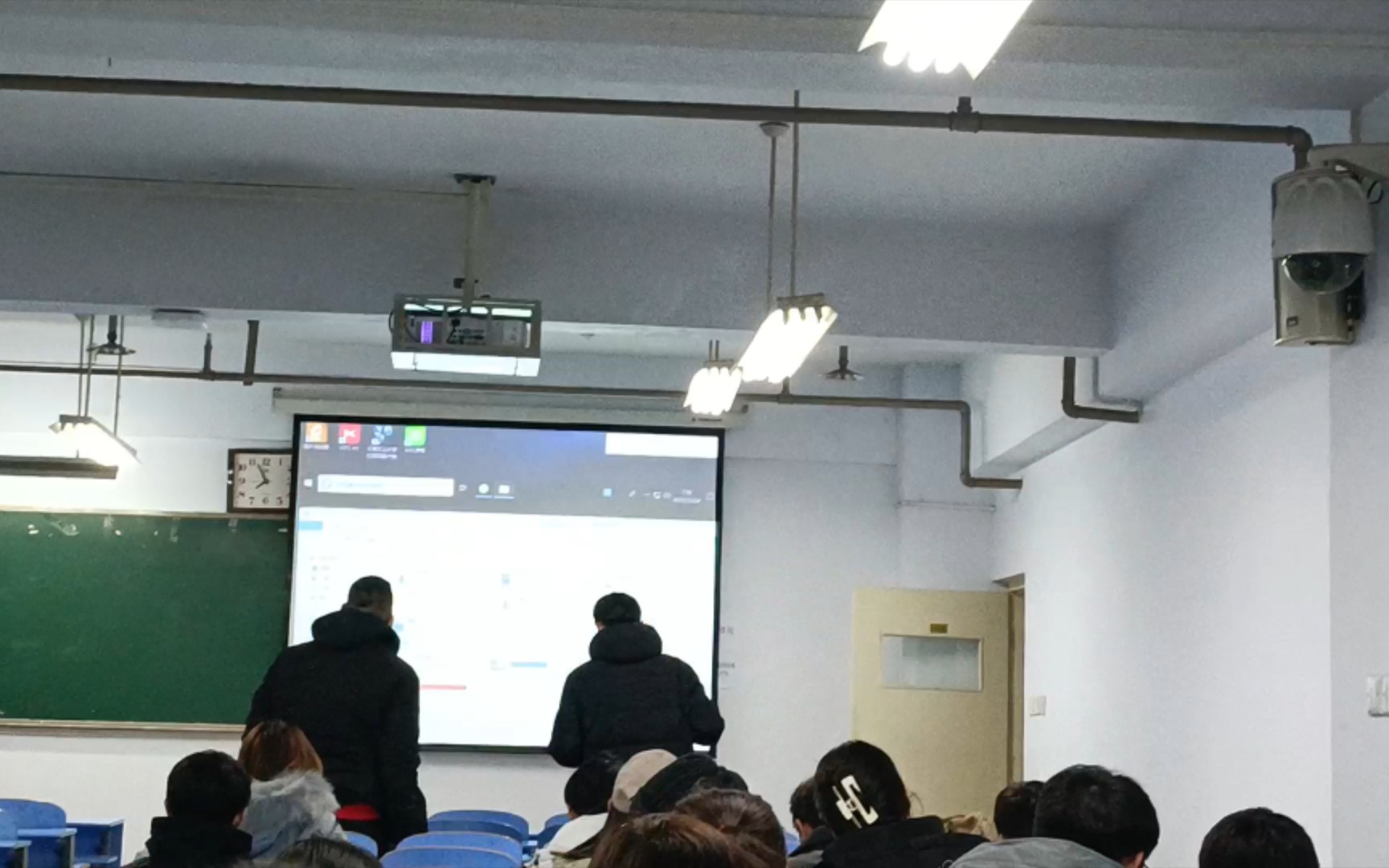 整个学校唯一去过夜店的投影仪