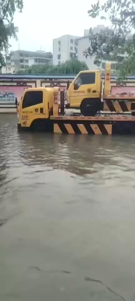 #台风马鞍# 受台风马鞍影响,海口发布暴雨红色预警,城市道路受积水...