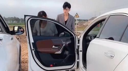 老妈不知道车门可以关的吗,还是是我打开方式不对?