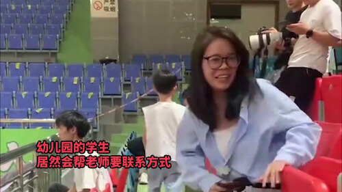 幼儿园的学生,居然会帮老师要联系方式,网友:想知道老师长啥样
