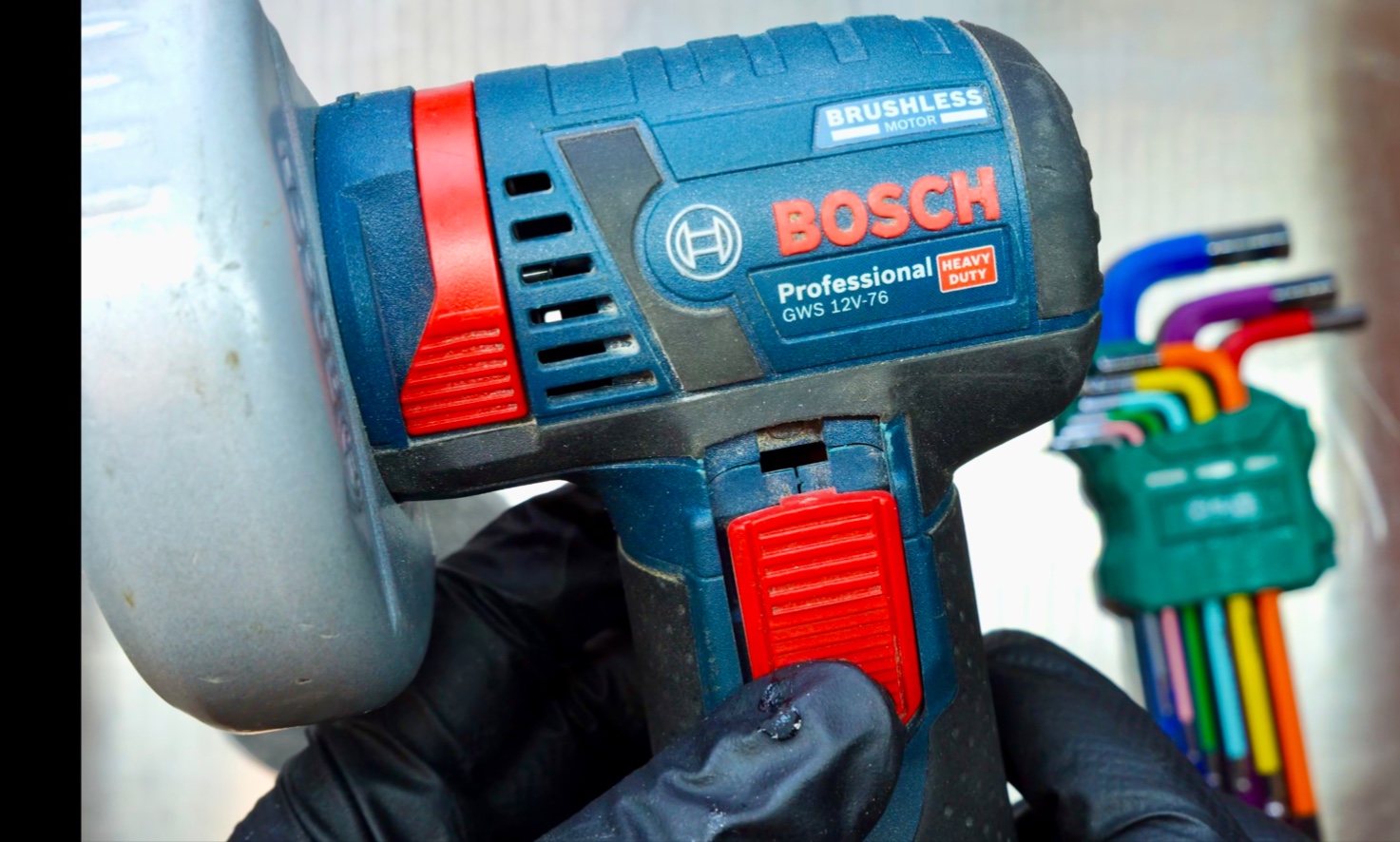 魔改博世角磨机?就一颗自制螺丝,把博世角磨机改成了打磨“狠活神器...