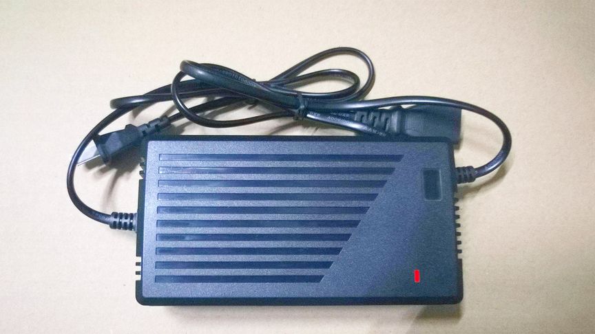 电动车冲一晚电还是红灯,充电器坏了?师傅教你不花钱解决