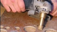老师傅教你如何用角磨机在瓷砖上打洞