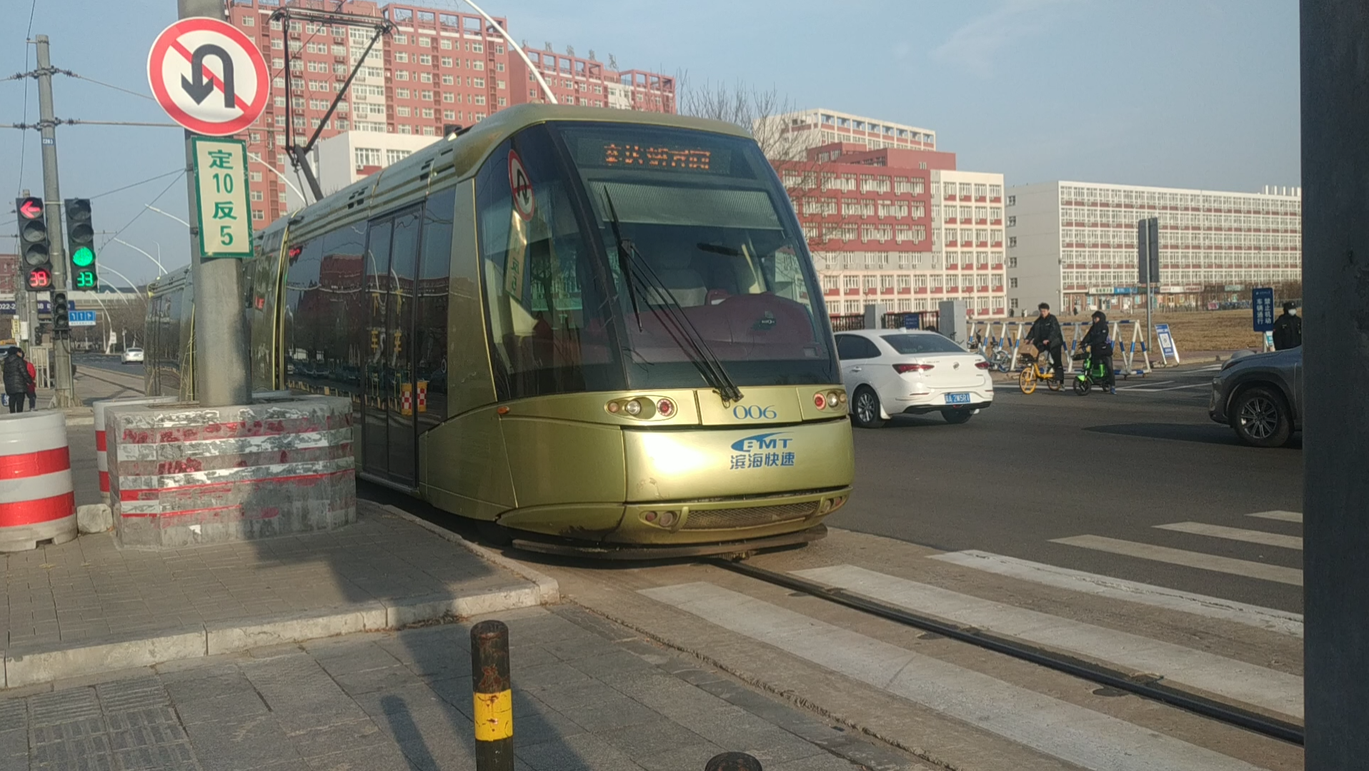 天津泰达现代导轨电车