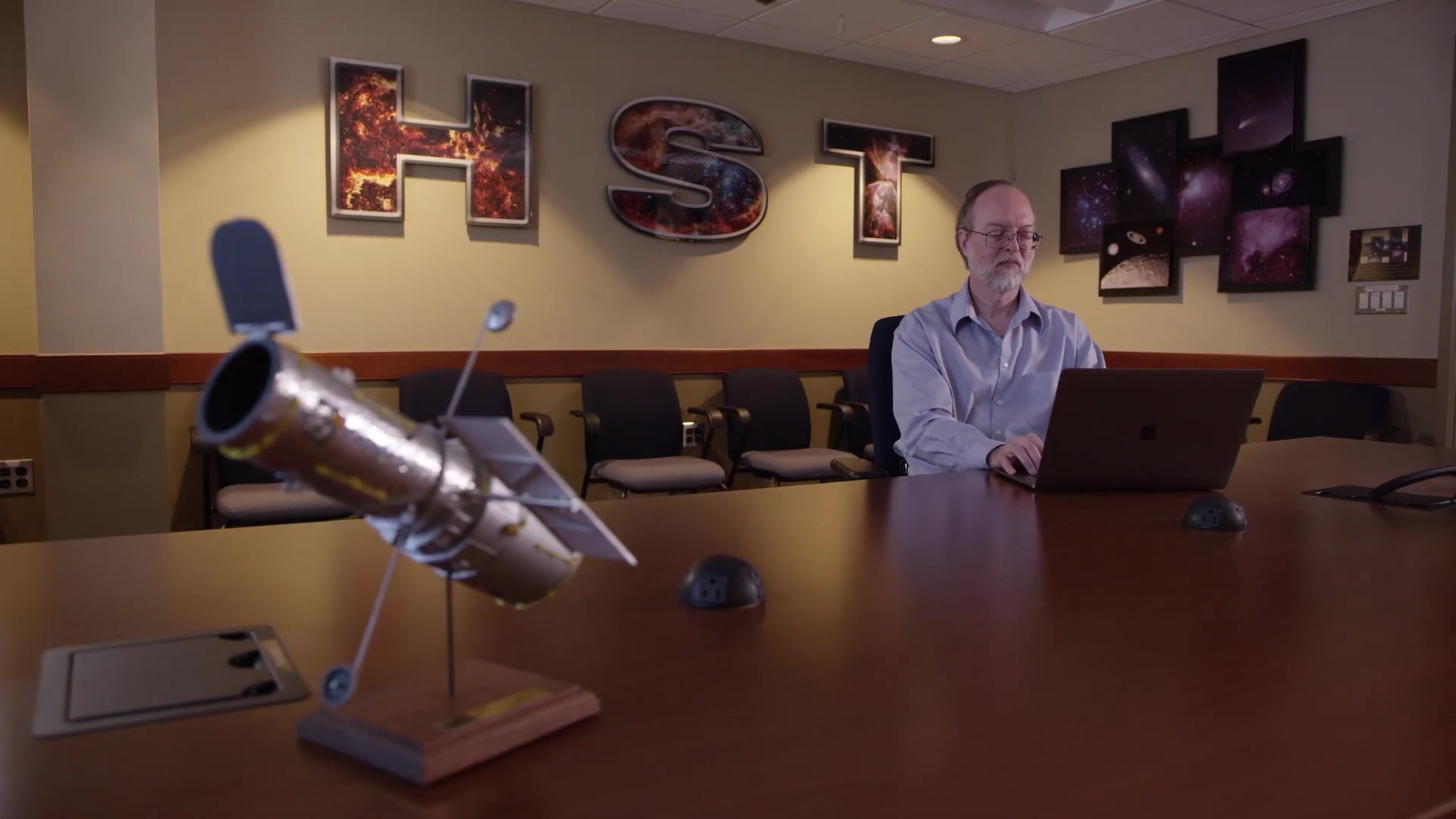 第1集:驾驶哈勃望远镜(哈勃 – 天空之眼迷你剧)