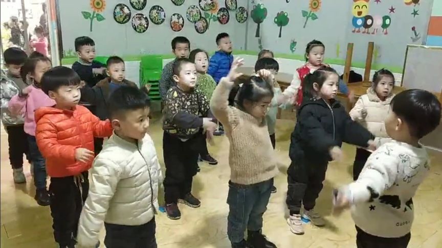 私立幼儿园空间太小,做操上课一间教室