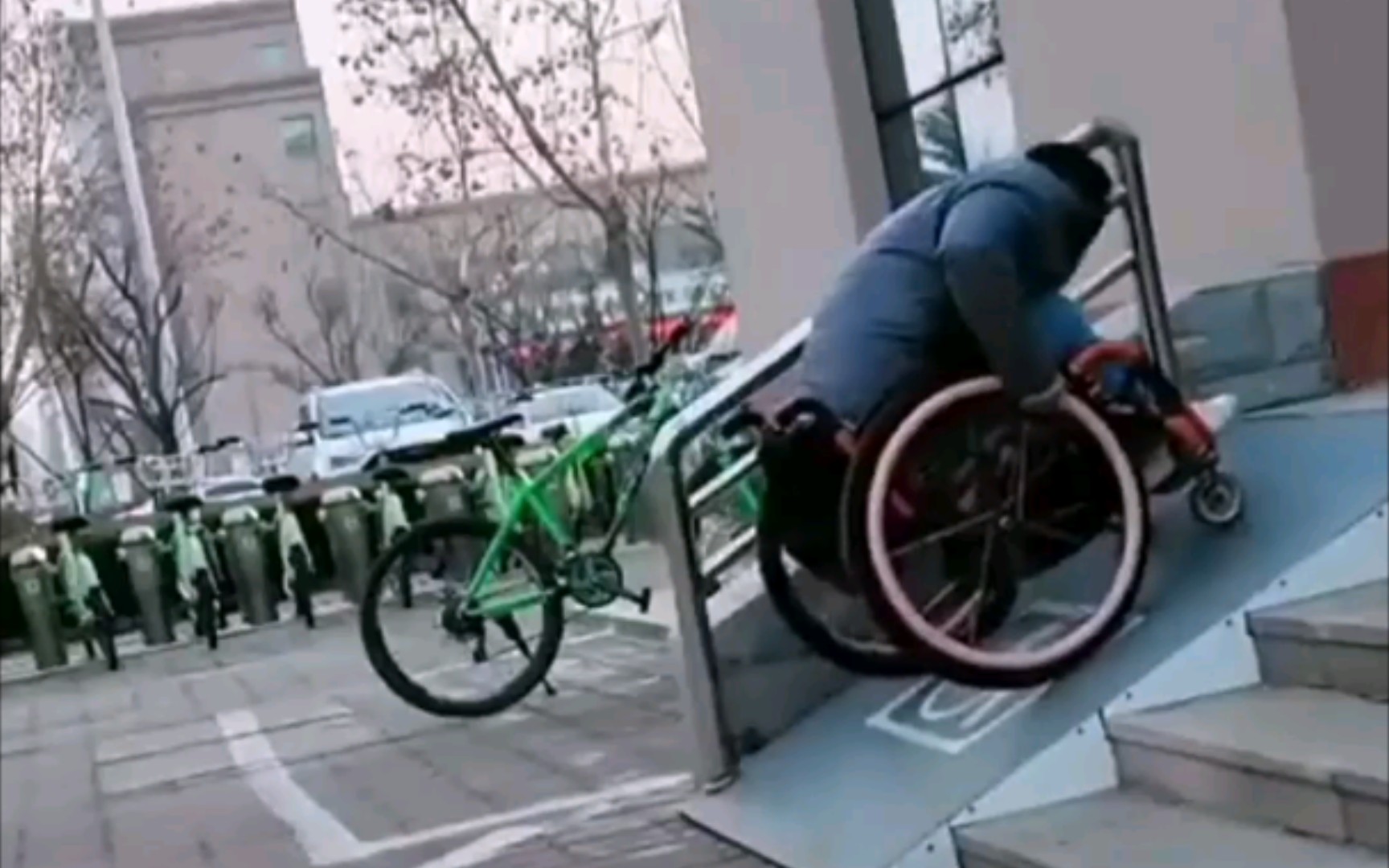 你是不是见过很多类似的无障碍通道?真的无障碍吗?