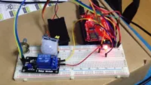 人体感应开关控制继电器点亮LED
