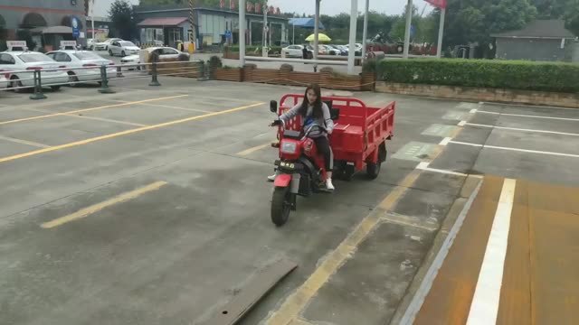 小姐姐三轮摩托车训练,传说中的单边桥绕桩,这技术咋样