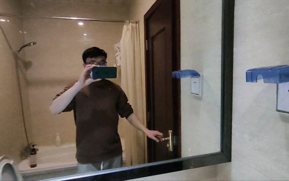 学校安排我们隔离的酒店,你觉得怎么样?