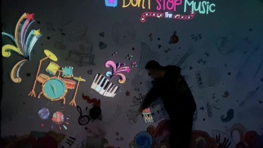 哈喽发现了一个神奇的音乐墙,自己咚咚敲～培养音乐节奏感✌️