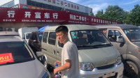 小伙创业摆地摊,买二手厢式小货车,这辆车一万三你们觉得划算吗