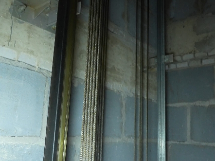 电梯钢丝绳坏了如果只换一根,废了整台电梯,那有多少甲方可以听进去...